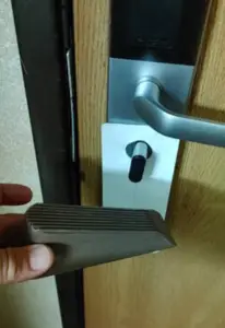 How to Lock a Door Without a Lock: 5 Popular Expert Ways